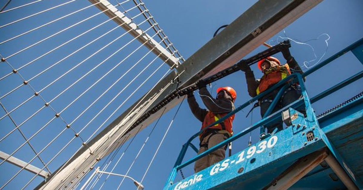 How the Bloor Viaduct's Luminous Veil finally got itself illuminated ...