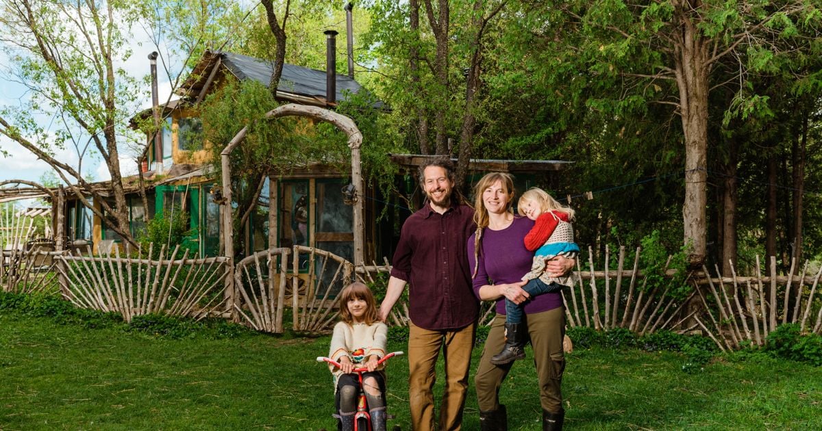 This family built their off-grid dream house for less than $1,000 ...