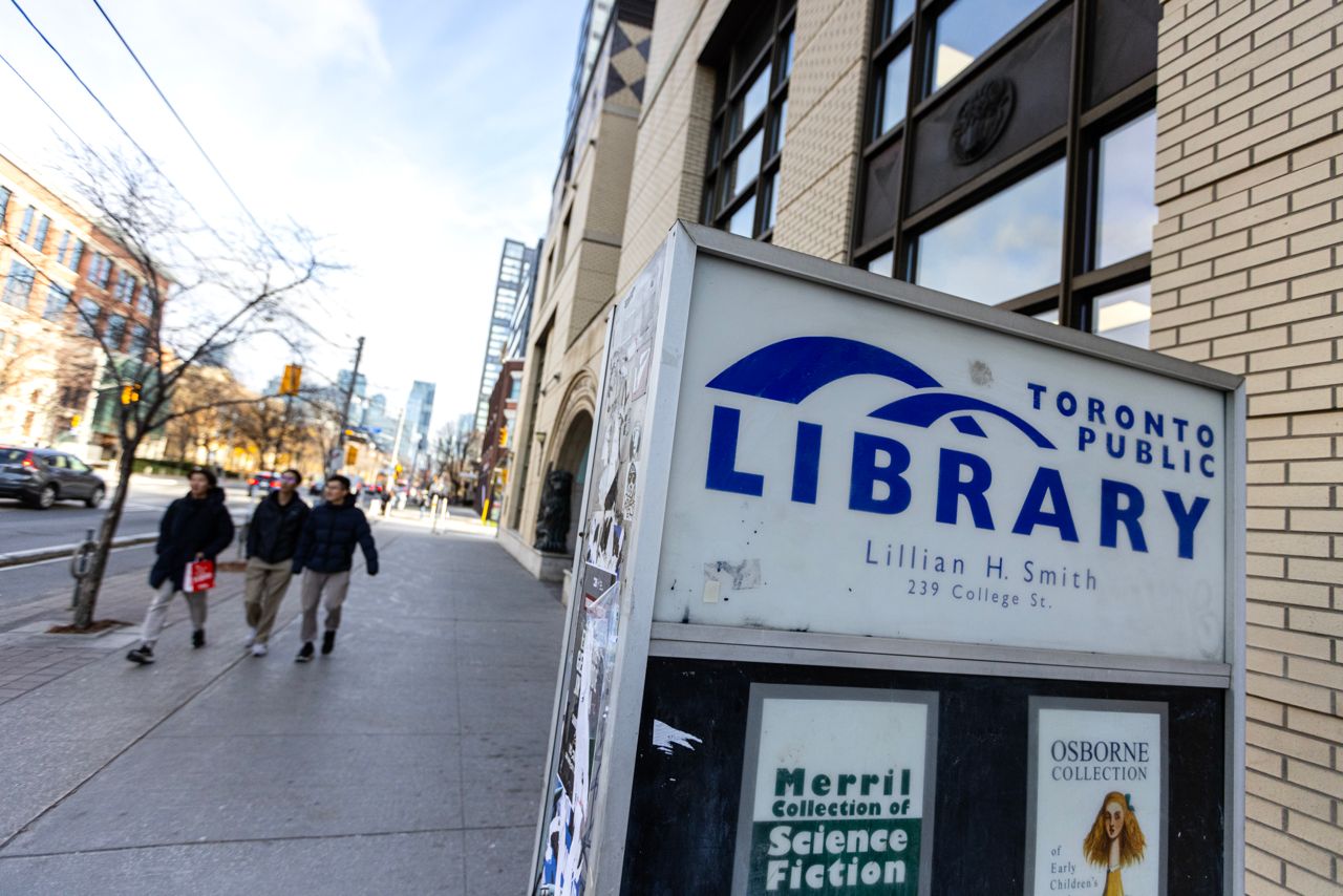 Thousands of people are in a Toronto Public Library queue waiting to ...
