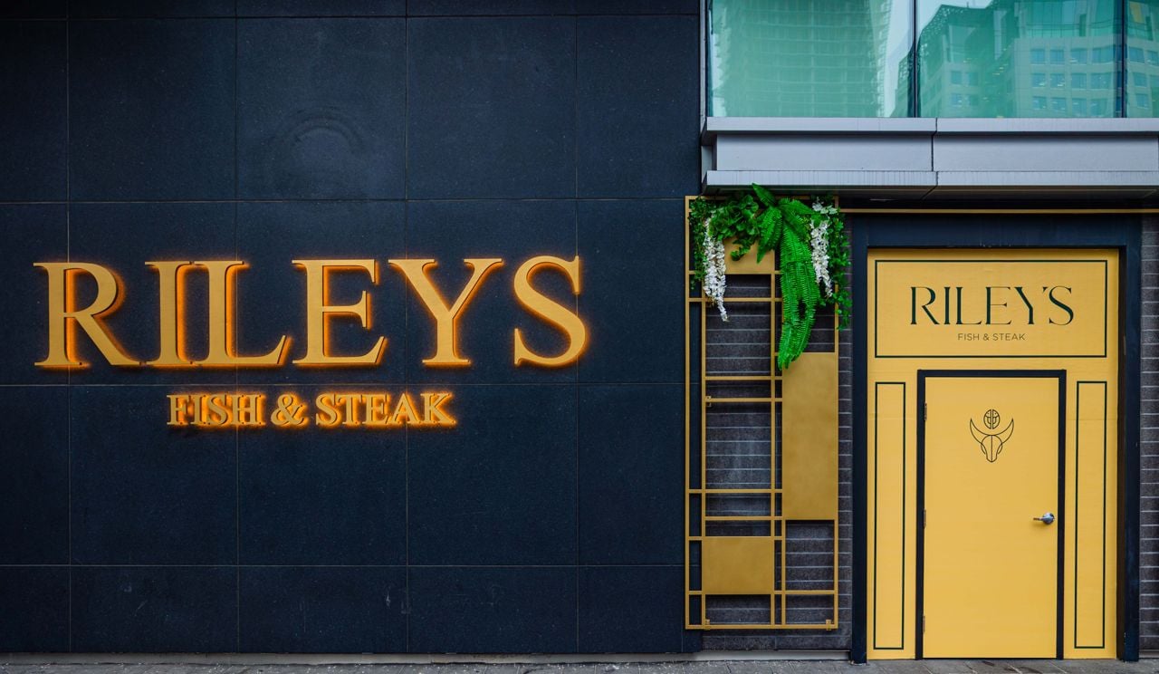 Inside Riley's Fish and Steak, an over-the-top new restaurant for surf ...
